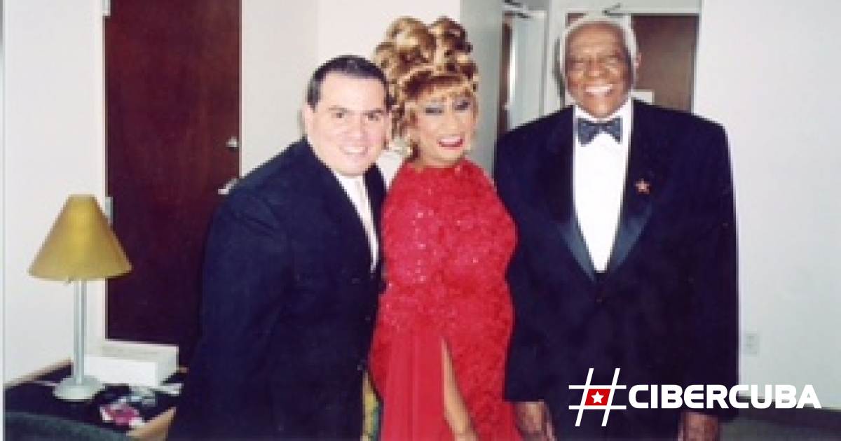 Con Pedro Knight y Omer Pardillo, en los Latin Grammy de 2002 - CiberCuba
