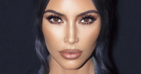 Kim Kardashian impacta con un espectacular vestido rosa que querrás en tu armario