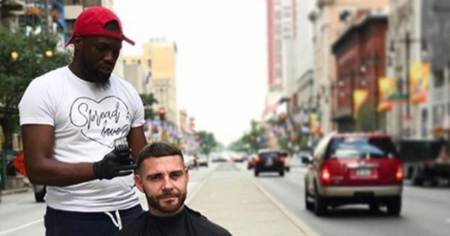 Un joven que corta el pelo a personas sin hogar en EE.UU. recibe como ...